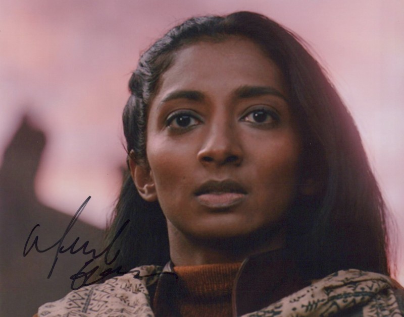 Menik Gooneratne autograph, item FP619940