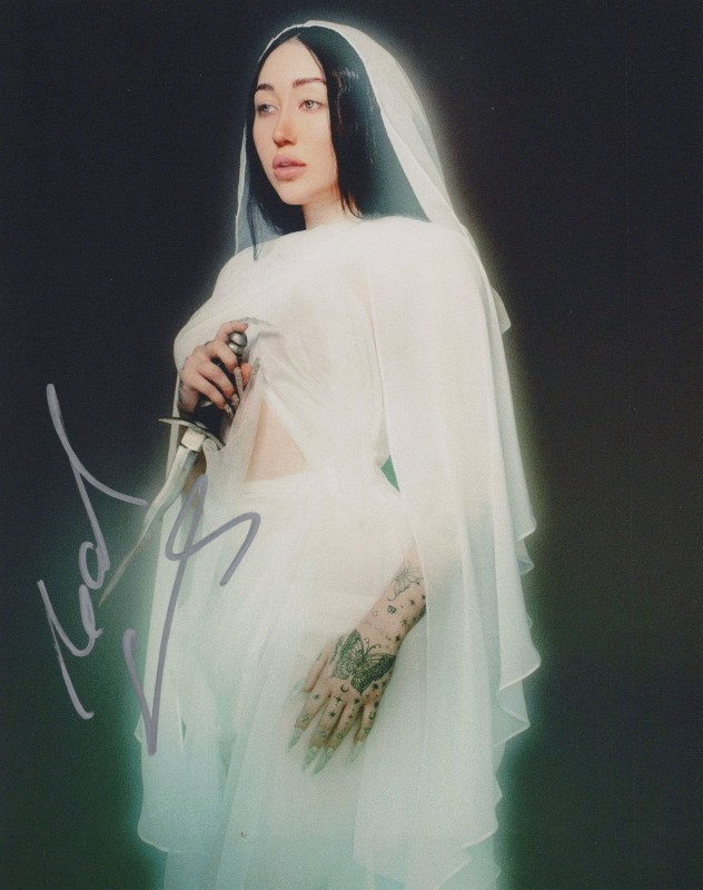 Noah Cyrus autograph, item FP825500