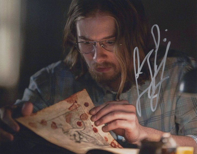 Lou Taylor Pucci autograph, item FP849377