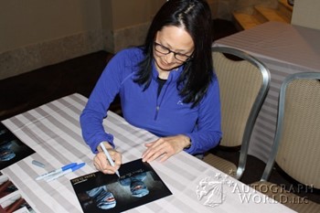 Autograph World Celebrity Snapshot - Diana Lee-Hsu